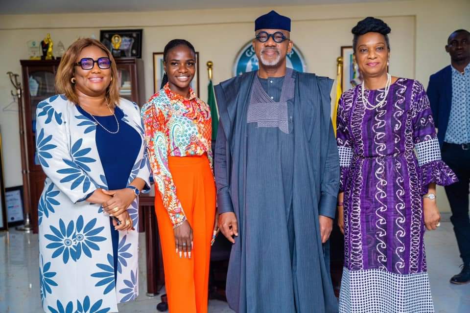 Photo News Abiodun Donates House N5m To Tobi Amusan Western Post